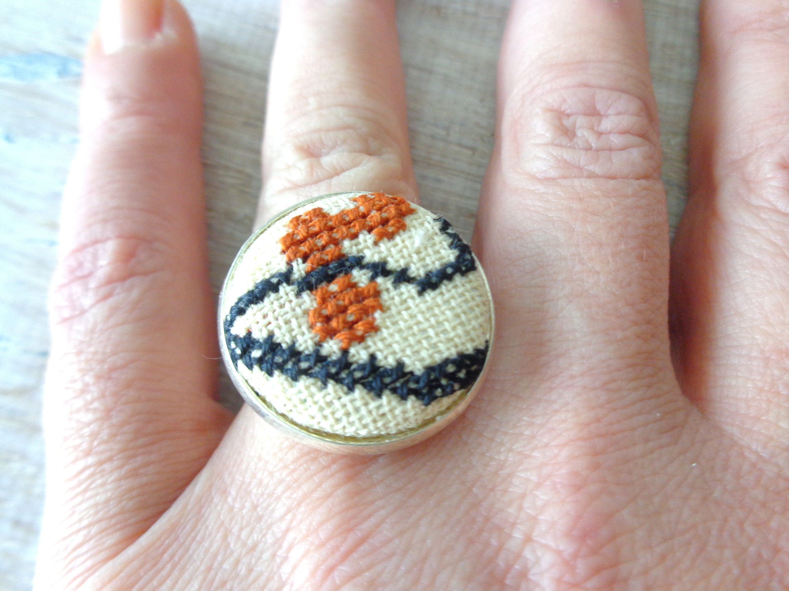 Embroidery Ring In Brown And Black on Luulla